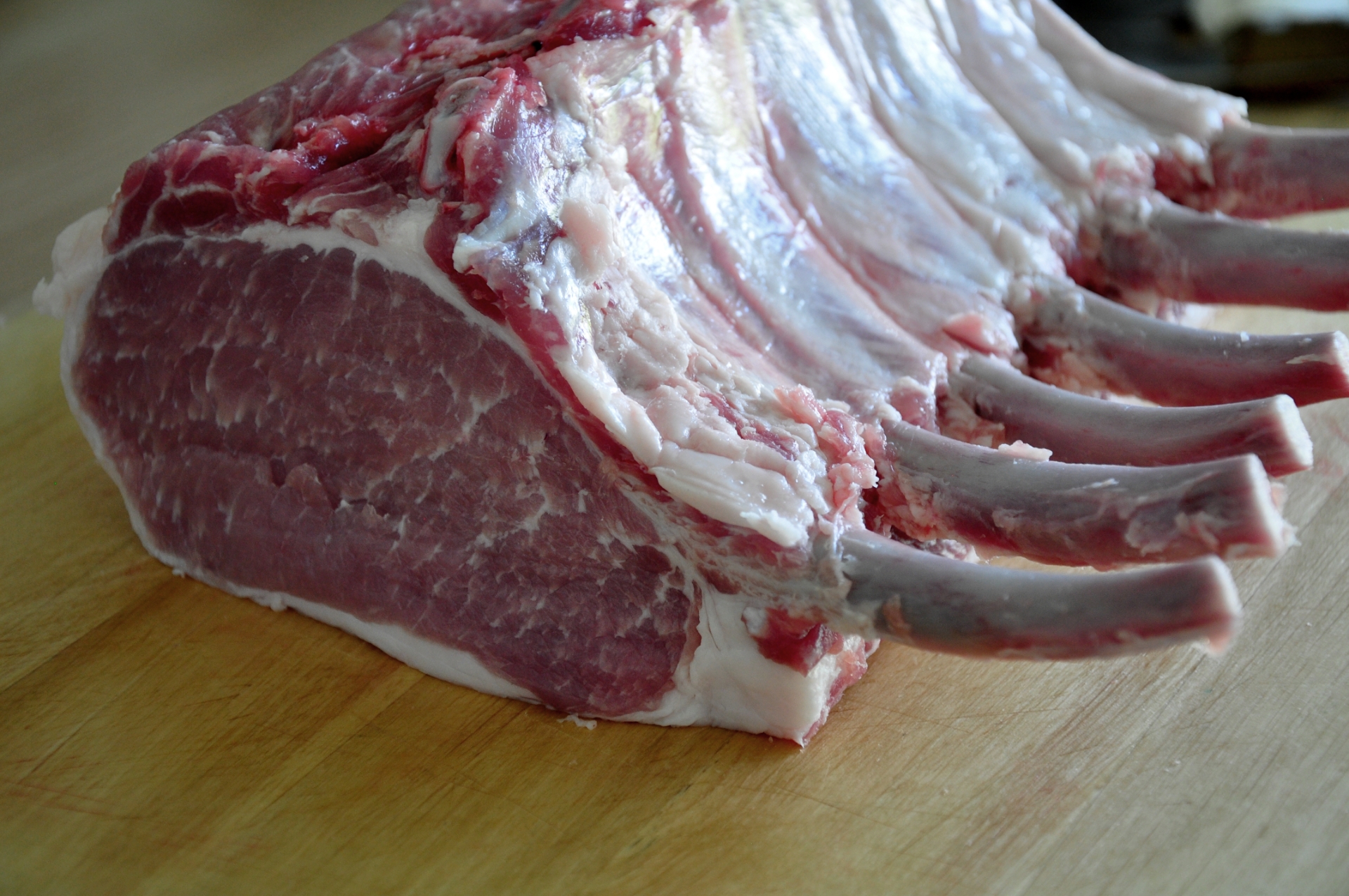Gegrillte Frenched Racks vom Duroc Schwein von Gourmetfleisch.de