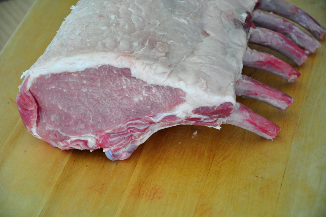 Gegrillte Frenched Racks vom Duroc Schwein von Gourmetfleisch.de