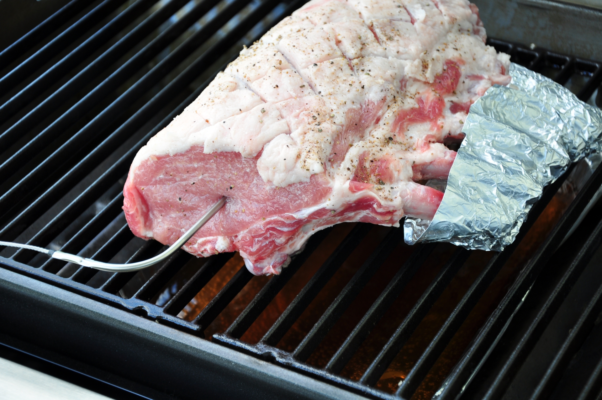 Gegrillte Frenched Racks vom Duroc Schwein von Gourmetfleisch.de