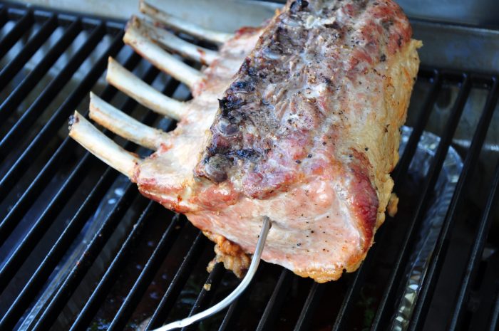 Gegrillte Frenched Racks vom Duroc Schwein von Gourmetfleisch.de